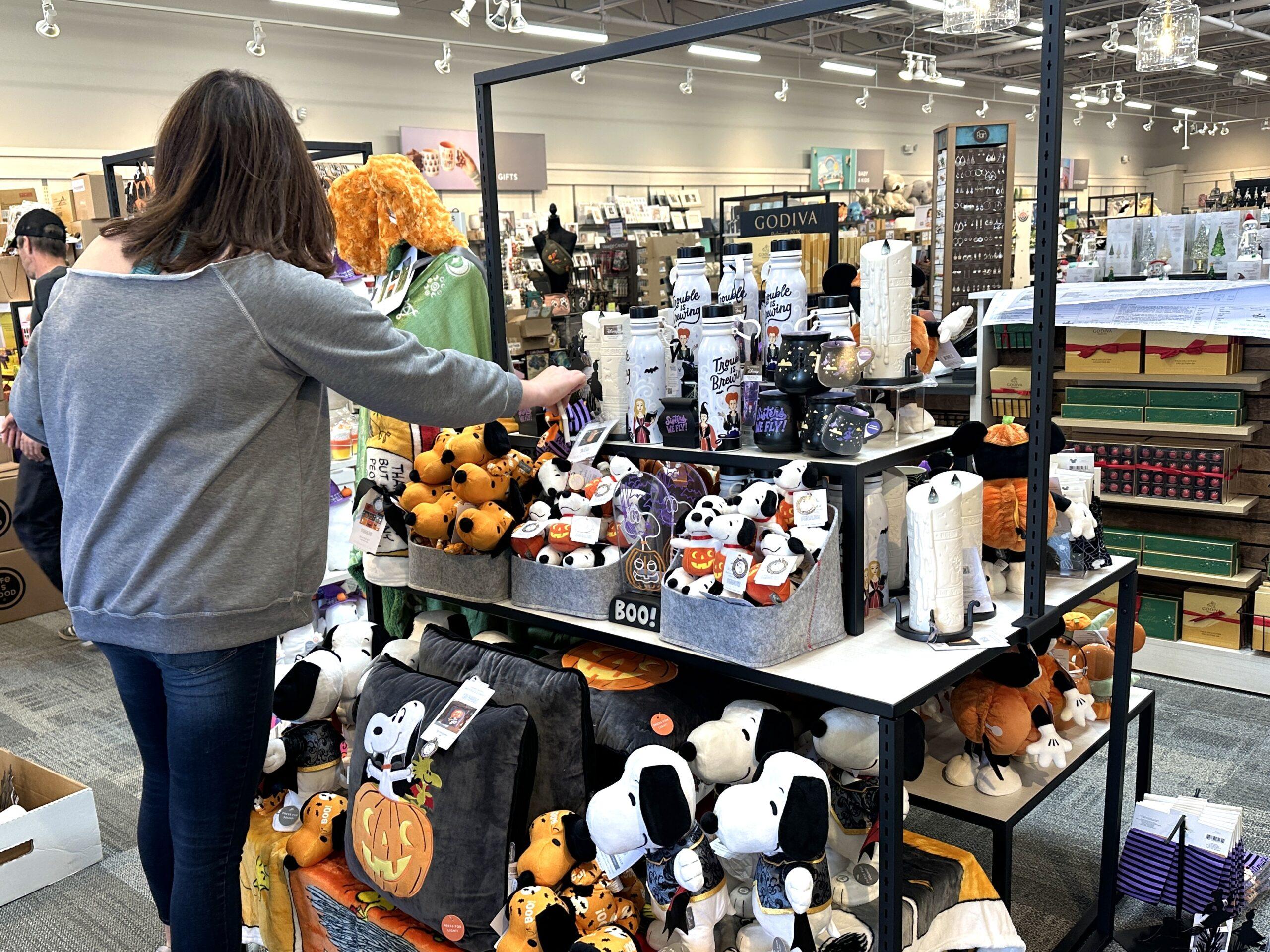 Hallmark Store opening Wednesday in Leesburg